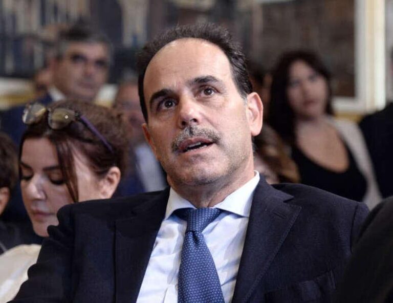 Lucca, incidente in moto per l'ex senatore Andrea Marcucci e sua moglie ...