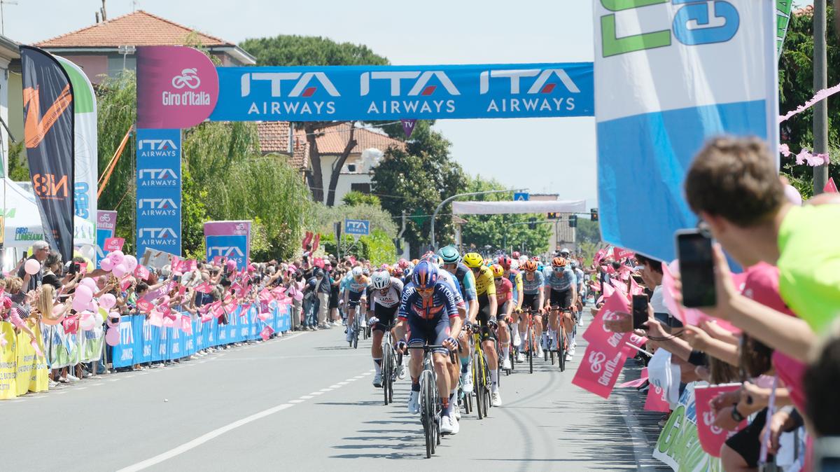 Giro d’Italia, l’abbraccio di Toscana e Liguria: vince Narvaez sull ...
