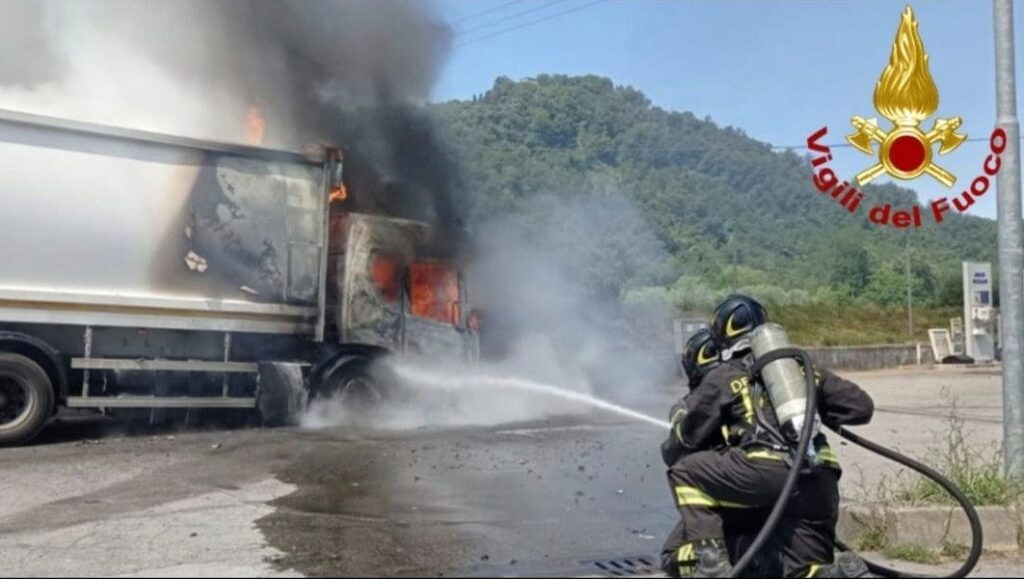 Camion in fiamme vicino alla stazione di servizio - Altopascio.info