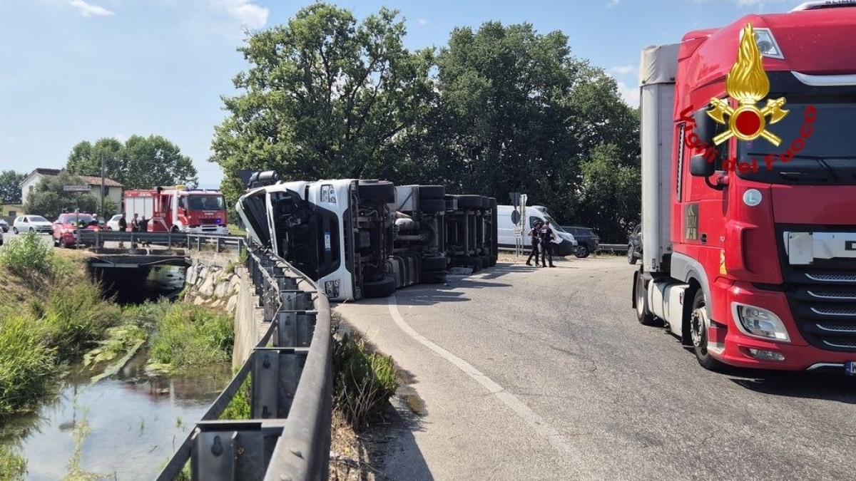 Camion si ribalta al casello dell'autostrada di Capannori: traffico ...