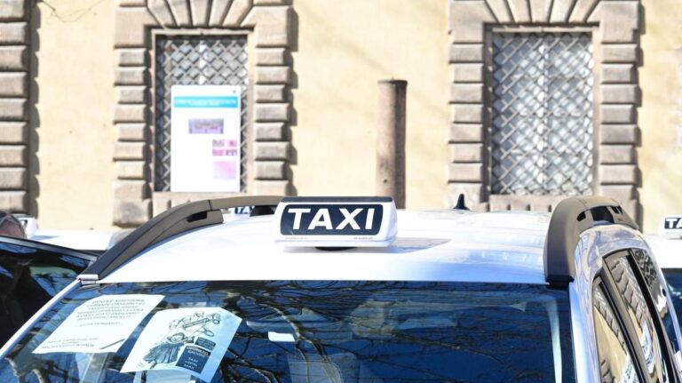 Taxi, il Comune va avanti. Ma l’opposizione insorge e chiede la ...
